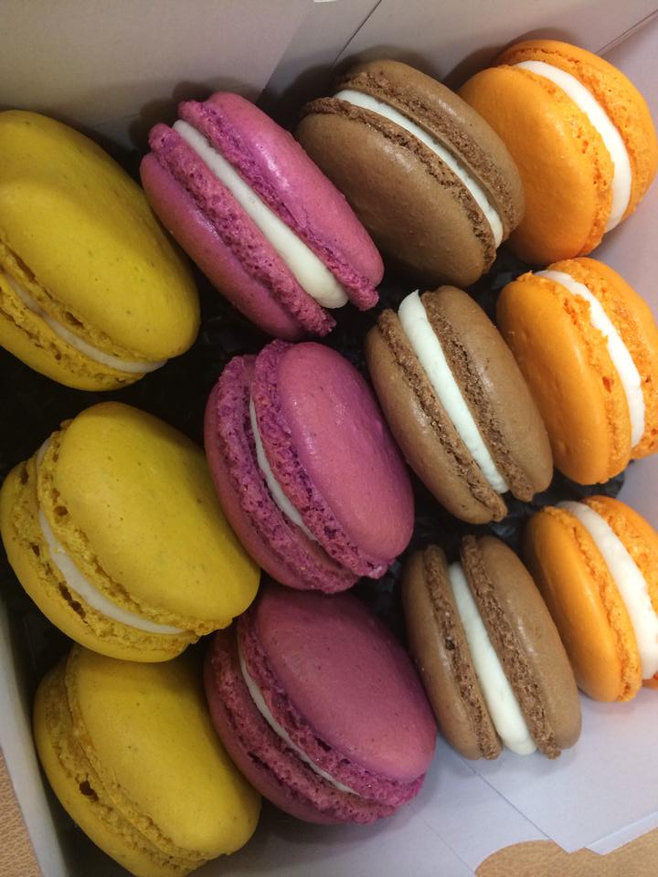 Large Box (12) Macarons | Frosted Tops